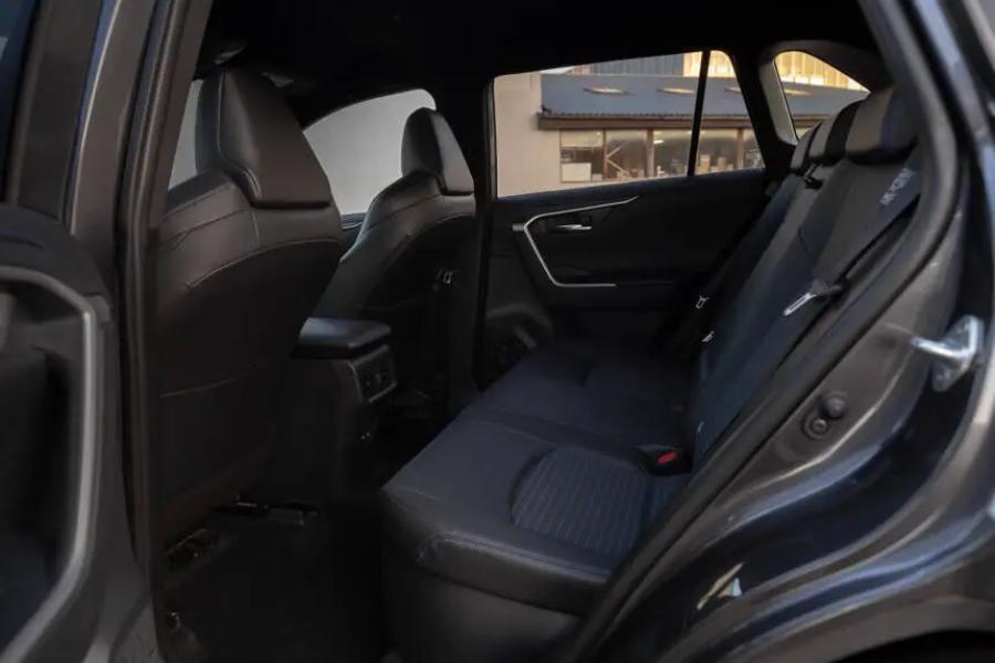 Grey Toyota RAV4 2019 in Jelgava, with an engine capacity of 2.50 L and mileage of 110 thousand km for 28700 €, photo 14 on AUTOMOTO.COM.LV