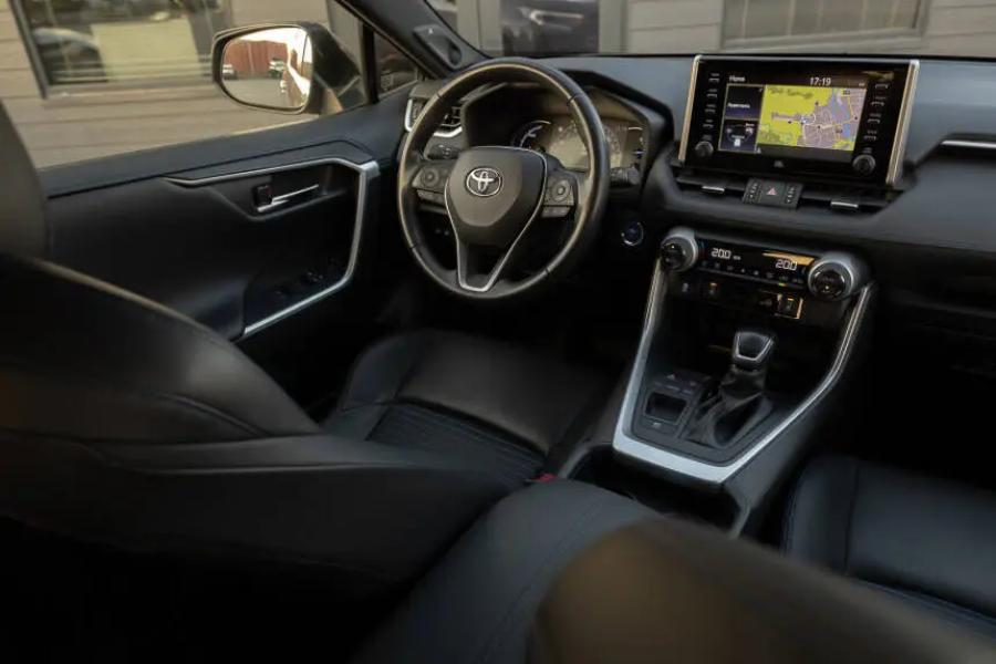 Grey Toyota RAV4 2019 in Jelgava, with an engine capacity of 2.50 L and mileage of 110 thousand km for 28700 €, photo 17 on AUTOMOTO.COM.LV