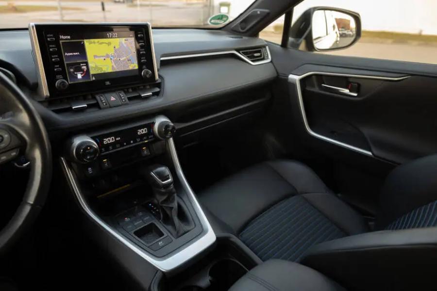 Grey Toyota RAV4 2019 in Jelgava, with an engine capacity of 2.50 L and mileage of 110 thousand km for 28700 €, photo 21 on AUTOMOTO.COM.LV