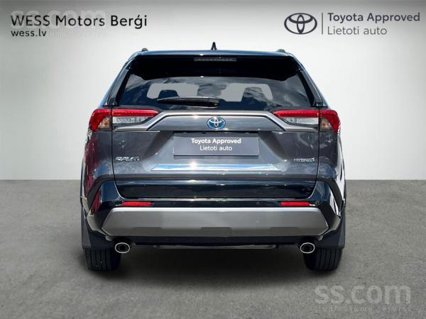 Grey Toyota RAV4 2019 in Riga, with an engine capacity of 2.50 L and mileage of 102 thousand km for 27990 €, photo 4 on AUTOMOTO.COM.LV