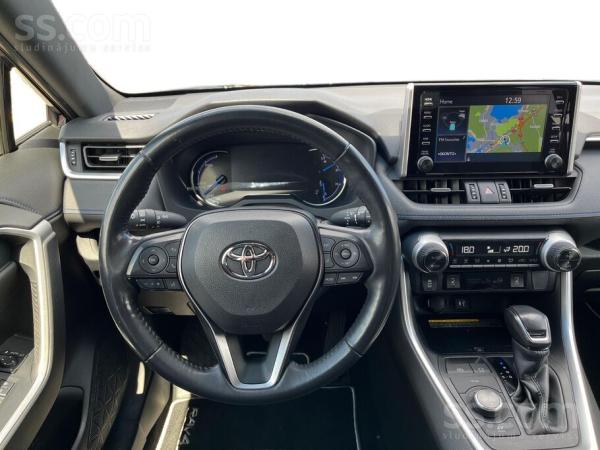Grey Toyota RAV4 2019 in Riga, with an engine capacity of 2.50 L and mileage of 102 thousand km for 27990 €, photo 9 on AUTOMOTO.COM.LV