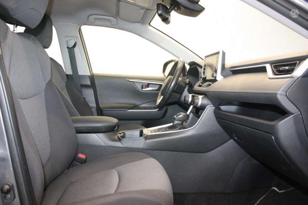 Grey Toyota RAV4 2019 in Kaunas, with an engine capacity of 2.49 L and mileage of 114 thousand km for 26900 €, photo 6 on AUTOMOTO.COM.LV