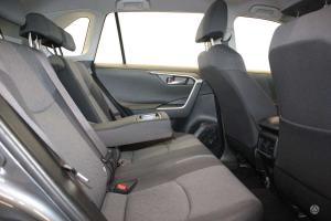 Grey Toyota RAV4 2019 in Kaunas, with an engine capacity of 2.49 L and mileage of 114 thousand km for 26900 €, photo 8 on AUTOMOTO.COM.LV