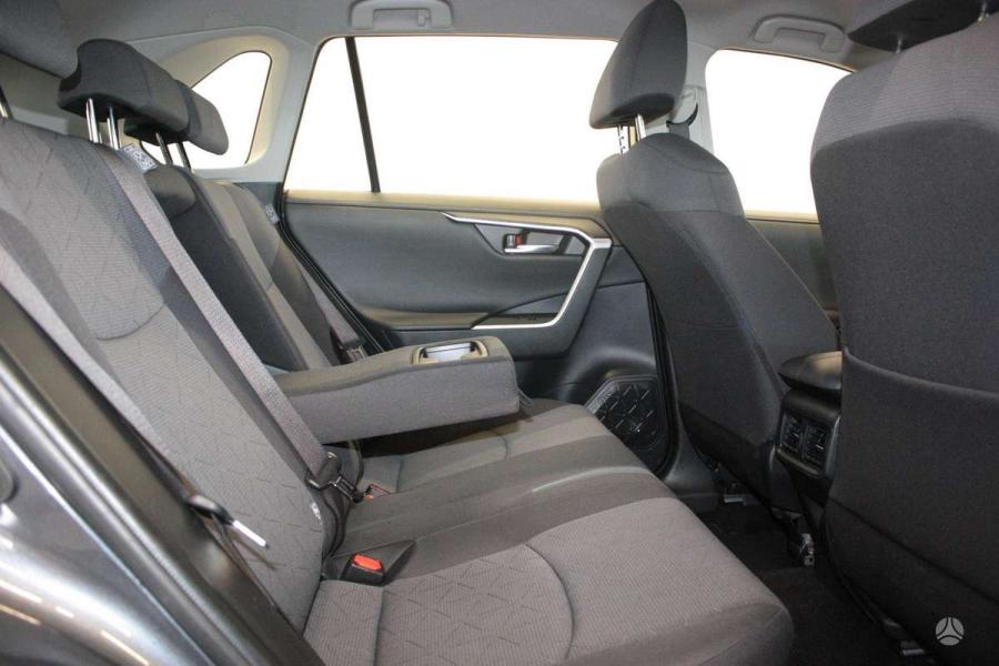 Grey Toyota RAV4 2019 in Kaunas, with an engine capacity of 2.49 L and mileage of 114 thousand km for 26900 €, photo 8 on AUTOMOTO.COM.LV
