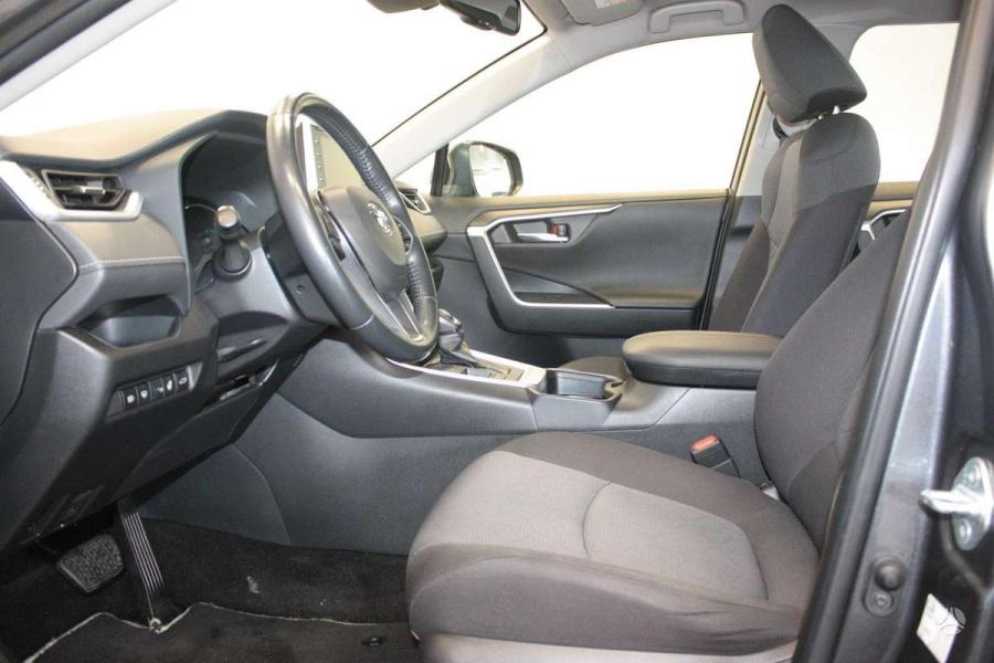 Grey Toyota RAV4 2019 in Kaunas, with an engine capacity of 2.49 L and mileage of 114 thousand km for 26900 €, photo 12 on AUTOMOTO.COM.LV