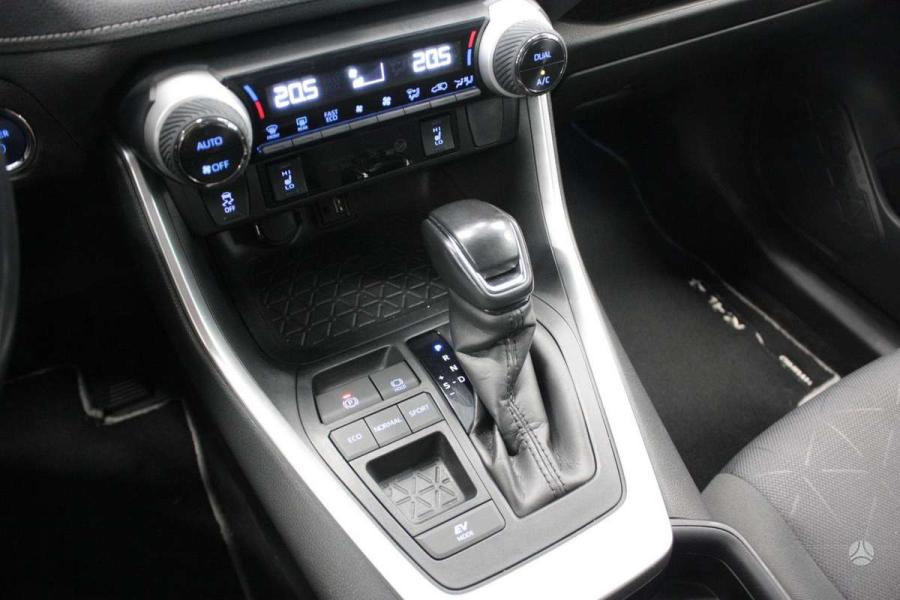 Grey Toyota RAV4 2019 in Kaunas, with an engine capacity of 2.49 L and mileage of 114 thousand km for 26900 €, photo 29 on AUTOMOTO.COM.LV