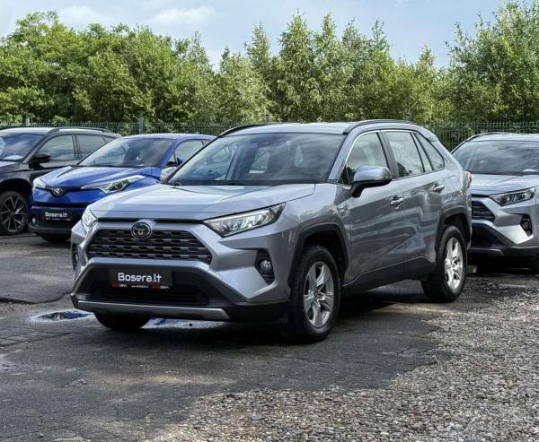 Grey Toyota RAV4 2019 in Vilnius, with an engine capacity of 2.49 L and mileage of 167 thousand km for 20990 €, photo 1 on AUTOMOTO.COM.LV