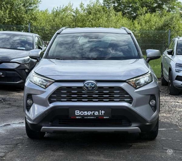 Grey Toyota RAV4 2019 in Vilnius, with an engine capacity of 2.49 L and mileage of 167 thousand km for 20990 €, photo 2 on AUTOMOTO.COM.LV