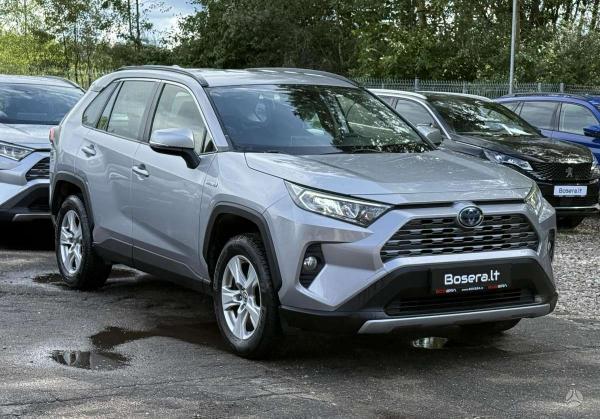 Grey Toyota RAV4 2019 in Vilnius, with an engine capacity of 2.49 L and mileage of 167 thousand km for 20990 €, photo 3 on AUTOMOTO.COM.LV