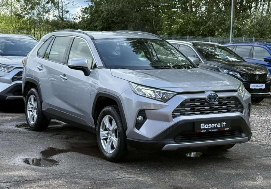Grey Toyota RAV4 2019 in Vilnius, with an engine capacity of 2.49 L and mileage of 167 thousand km for 20990 €, photo 4 on AUTOMOTO.COM.LV