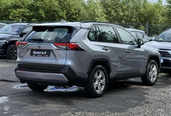 Grey Toyota RAV4 2019 in Vilnius, with an engine capacity of 2.49 L and mileage of 167 thousand km for 20990 €, photo 5 on AUTOMOTO.COM.LV