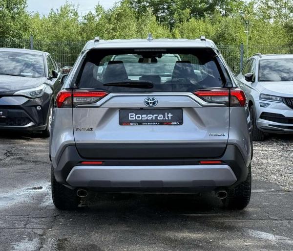 Grey Toyota RAV4 2019 in Vilnius, with an engine capacity of 2.49 L and mileage of 167 thousand km for 20990 €, photo 6 on AUTOMOTO.COM.LV