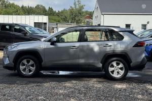 Grey Toyota RAV4 2019 in Vilnius, with an engine capacity of 2.49 L and mileage of 167 thousand km for 20990 €, photo 9 on AUTOMOTO.COM.LV