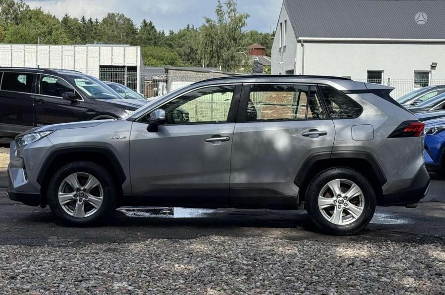 Grey Toyota RAV4 2019 in Vilnius, with an engine capacity of 2.49 L and mileage of 167 thousand km for 20990 €, photo 9 on AUTOMOTO.COM.LV
