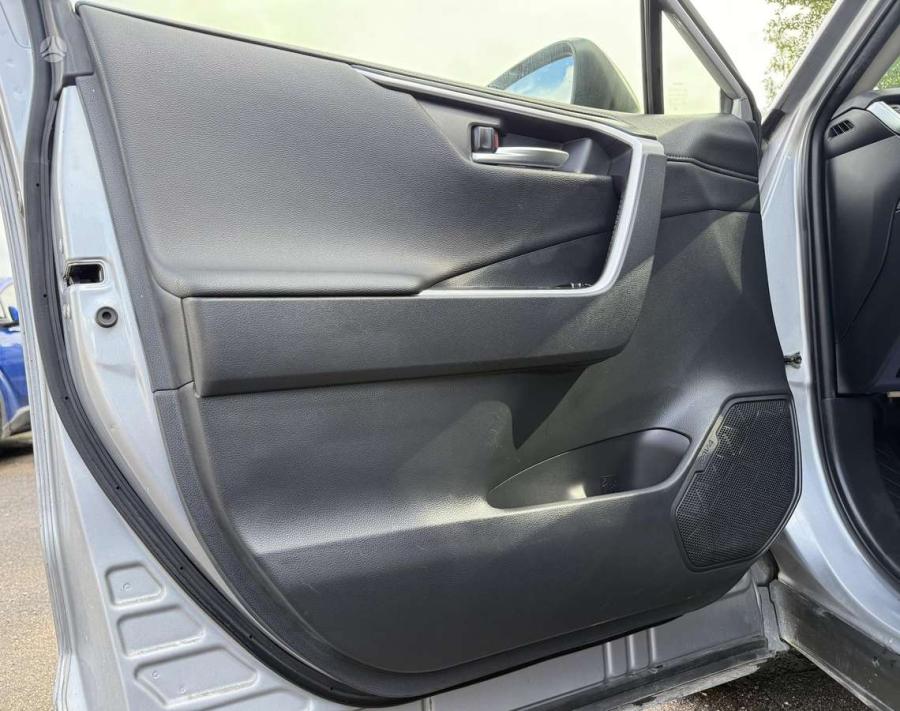 Grey Toyota RAV4 2019 in Vilnius, with an engine capacity of 2.49 L and mileage of 167 thousand km for 20990 €, photo 13 on AUTOMOTO.COM.LV