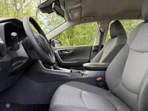 Grey Toyota RAV4 2019 in Vilnius, with an engine capacity of 2.49 L and mileage of 167 thousand km for 20990 €, photo 15 on AUTOMOTO.COM.LV