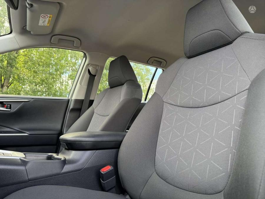 Grey Toyota RAV4 2019 in Vilnius, with an engine capacity of 2.49 L and mileage of 167 thousand km for 20990 €, photo 16 on AUTOMOTO.COM.LV