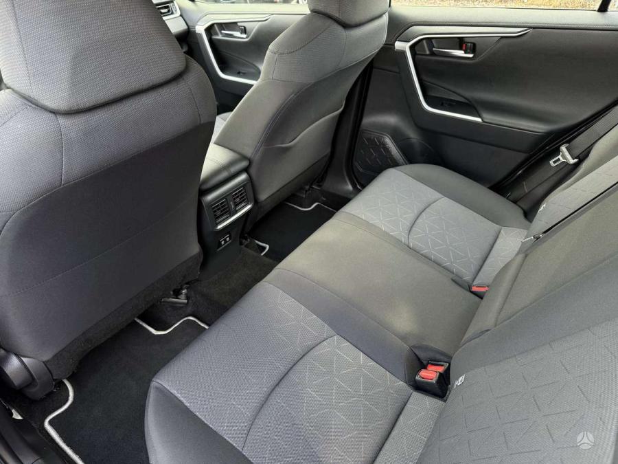 Grey Toyota RAV4 2019 in Vilnius, with an engine capacity of 2.49 L and mileage of 167 thousand km for 20990 €, photo 17 on AUTOMOTO.COM.LV