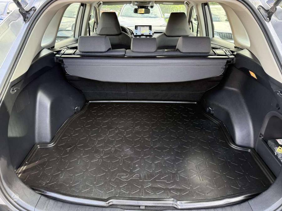 Grey Toyota RAV4 2019 in Vilnius, with an engine capacity of 2.49 L and mileage of 167 thousand km for 20990 €, photo 19 on AUTOMOTO.COM.LV