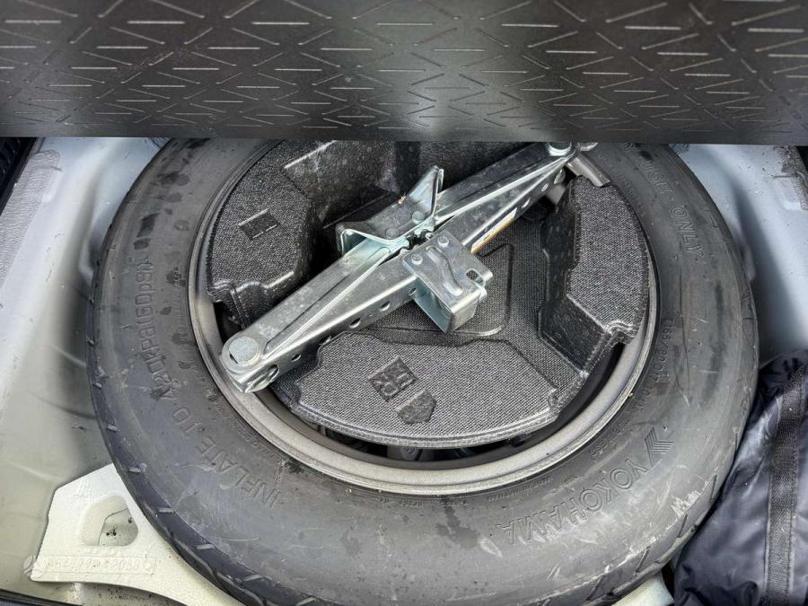 Grey Toyota RAV4 2019 in Vilnius, with an engine capacity of 2.49 L and mileage of 167 thousand km for 20990 €, photo 20 on AUTOMOTO.COM.LV