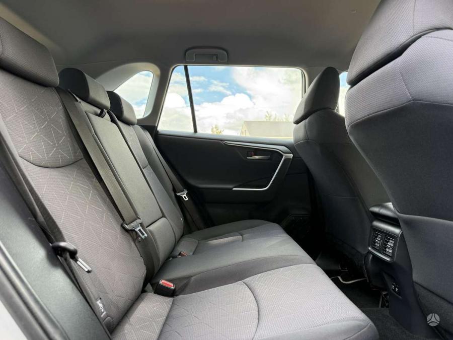 Grey Toyota RAV4 2019 in Vilnius, with an engine capacity of 2.49 L and mileage of 167 thousand km for 20990 €, photo 21 on AUTOMOTO.COM.LV