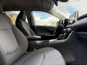Grey Toyota RAV4 2019 in Vilnius, with an engine capacity of 2.49 L and mileage of 167 thousand km for 20990 €, photo 23 on AUTOMOTO.COM.LV