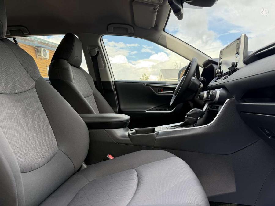Grey Toyota RAV4 2019 in Vilnius, with an engine capacity of 2.49 L and mileage of 167 thousand km for 20990 €, photo 23 on AUTOMOTO.COM.LV
