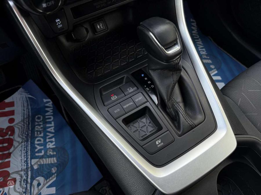 Grey Toyota RAV4 2019 in Vilnius, with an engine capacity of 2.49 L and mileage of 167 thousand km for 20990 €, photo 29 on AUTOMOTO.COM.LV