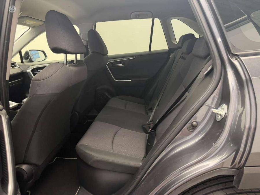 Grey Toyota RAV4 2019 in Panevezys, with an engine capacity of 2.49 L and mileage of 224 thousand km for 21590 €, photo 13 on AUTOMOTO.COM.LV