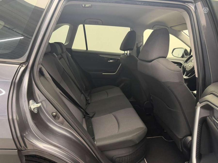 Grey Toyota RAV4 2019 in Panevezys, with an engine capacity of 2.49 L and mileage of 224 thousand km for 21590 €, photo 17 on AUTOMOTO.COM.LV