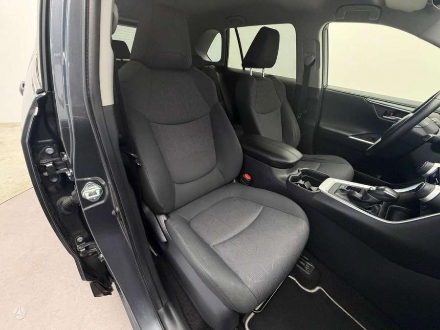 Grey Toyota RAV4 2019 in Panevezys, with an engine capacity of 2.49 L and mileage of 224 thousand km for 21590 €, photo 19 on AUTOMOTO.COM.LV