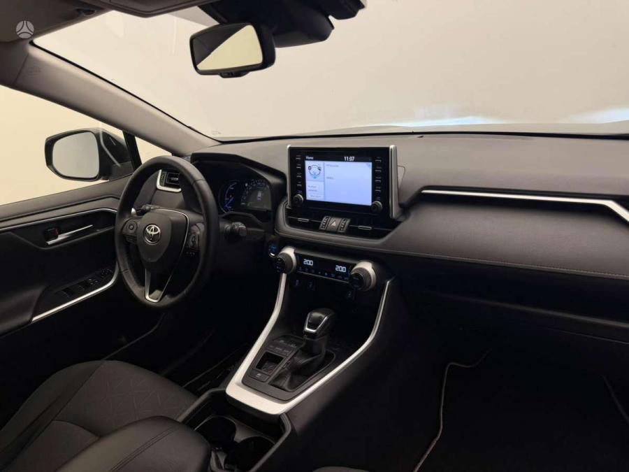 Grey Toyota RAV4 2019 in Panevezys, with an engine capacity of 2.49 L and mileage of 224 thousand km for 21590 €, photo 20 on AUTOMOTO.COM.LV