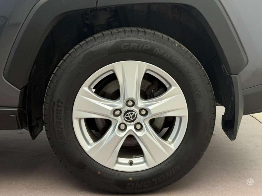 Grey Toyota RAV4 2019 in Panevezys, with an engine capacity of 2.49 L and mileage of 224 thousand km for 21590 €, photo 40 on AUTOMOTO.COM.LV
