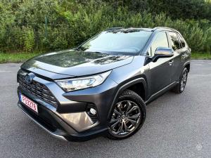 Grey Toyota RAV4 2019 in Vilnius, with an engine capacity of 2.49 L and mileage of 75 thousand km for 25900 €, photo  on AUTOMOTO.COM.LV