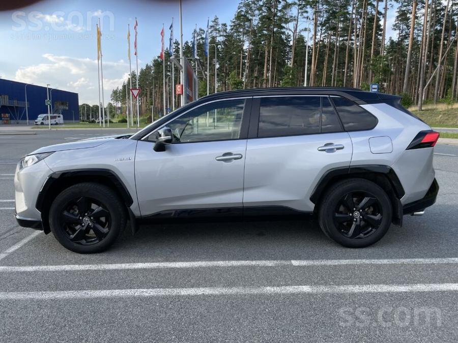 Grey Toyota RAV4 2019 in Riga, with an engine capacity of 2.50 L and mileage of 63 thousand km for 29500 €, photo 1 on AUTOMOTO.COM.LV