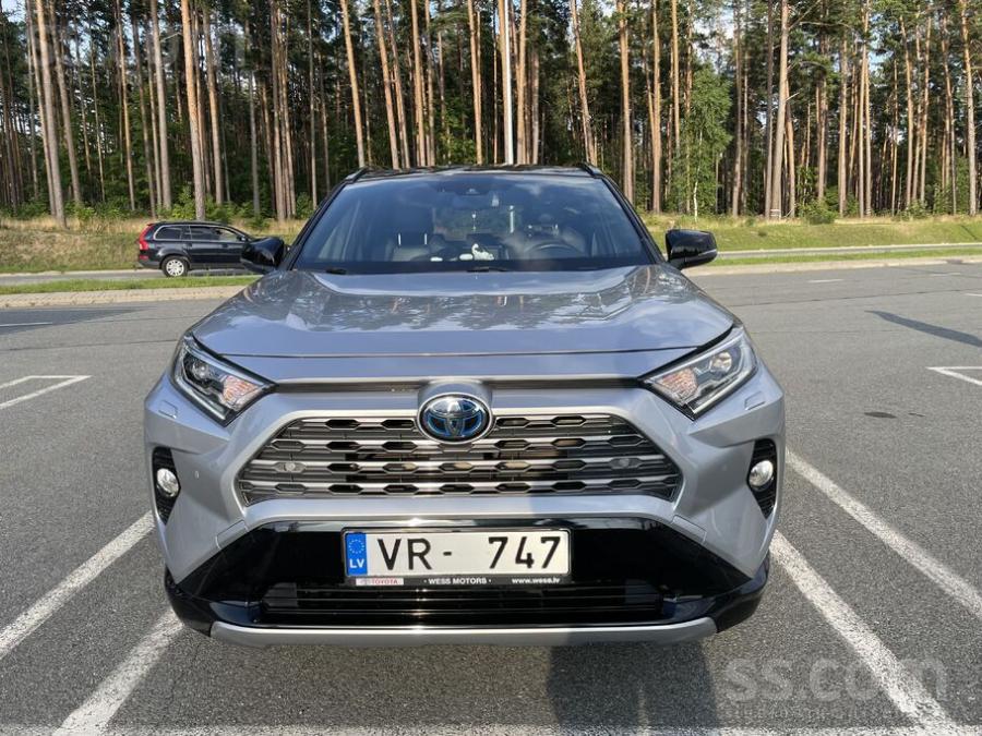 Grey Toyota RAV4 2019 in Riga, with an engine capacity of 2.50 L and mileage of 63 thousand km for 29500 €, photo 3 on AUTOMOTO.COM.LV