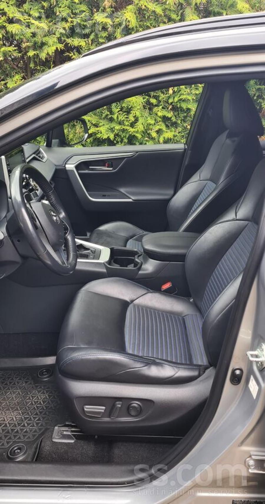 Grey Toyota RAV4 2019 in Riga, with an engine capacity of 2.50 L and mileage of 63 thousand km for 29500 €, photo 10 on AUTOMOTO.COM.LV