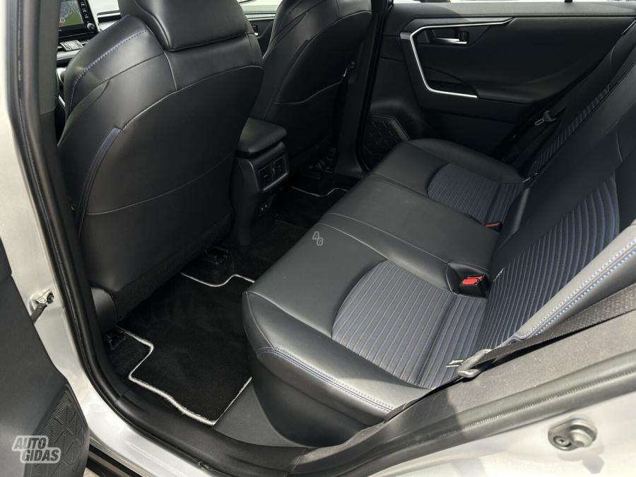 Grey Toyota RAV4 2019 in Kaunas, with an engine capacity of 2.50 L and mileage of 125 thousand km for 26774 €, photo 12 on AUTOMOTO.COM.LV