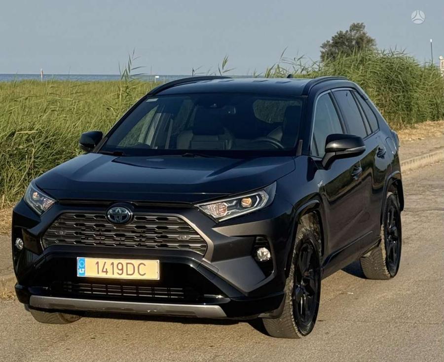 Grey Toyota RAV4 2019 in Vilnius, with an engine capacity of 2.49 L and mileage of 108 thousand km for 25000 €, photo 1 on AUTOMOTO.COM.LV