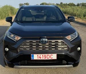 Grey Toyota RAV4 2019 in Vilnius, with an engine capacity of 2.49 L and mileage of 108 thousand km for 25000 €, photo 3 on AUTOMOTO.COM.LV
