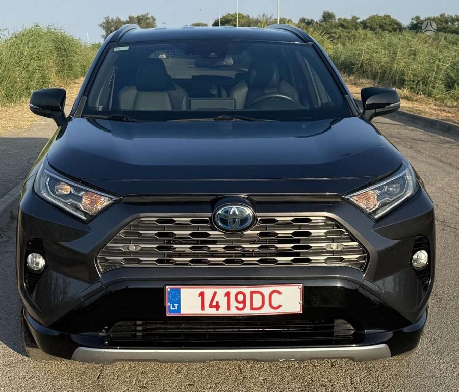 Grey Toyota RAV4 2019 in Vilnius, with an engine capacity of 2.49 L and mileage of 108 thousand km for 25000 €, photo 3 on AUTOMOTO.COM.LV