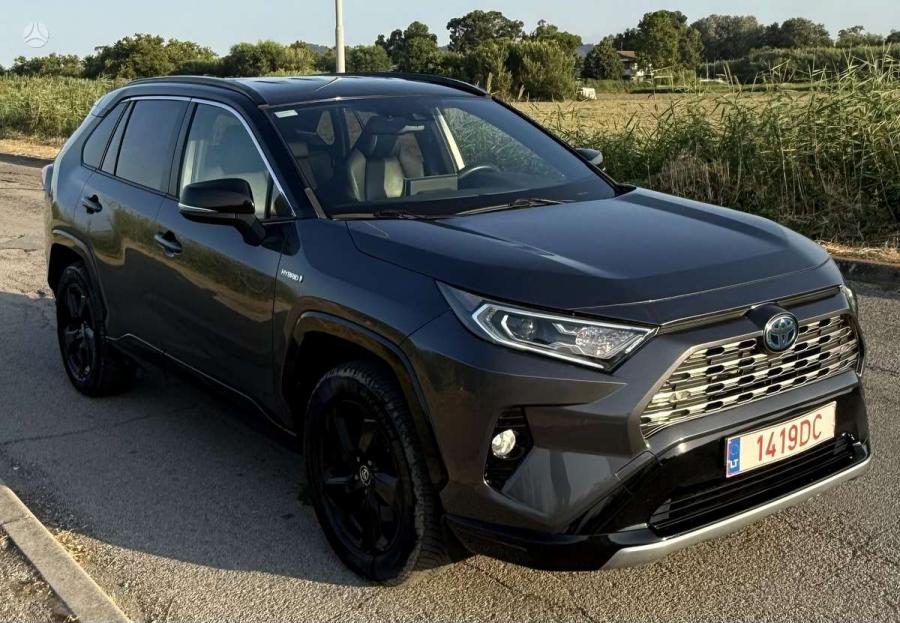 Grey Toyota RAV4 2019 in Vilnius, with an engine capacity of 2.49 L and mileage of 108 thousand km for 25000 €, photo 4 on AUTOMOTO.COM.LV