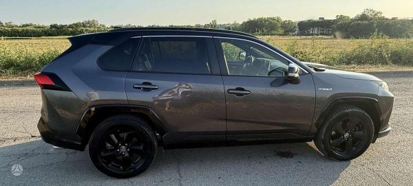 Grey Toyota RAV4 2019 in Vilnius, with an engine capacity of 2.49 L and mileage of 108 thousand km for 25000 €, photo 4 on AUTOMOTO.COM.LV