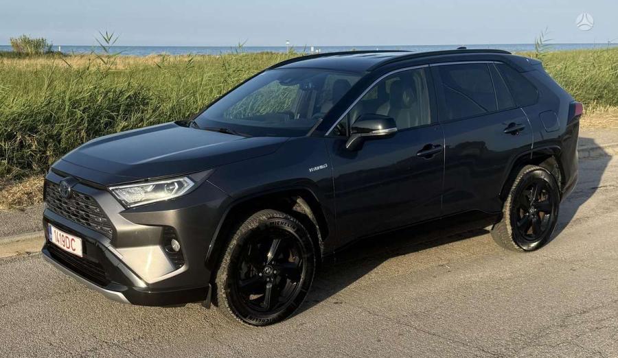 Grey Toyota RAV4 2019 in Vilnius, with an engine capacity of 2.49 L and mileage of 108 thousand km for 25000 €, photo 8 on AUTOMOTO.COM.LV