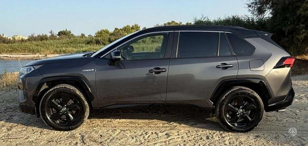 Grey Toyota RAV4 2019 in Vilnius, with an engine capacity of 2.49 L and mileage of 108 thousand km for 25000 €, photo 9 on AUTOMOTO.COM.LV