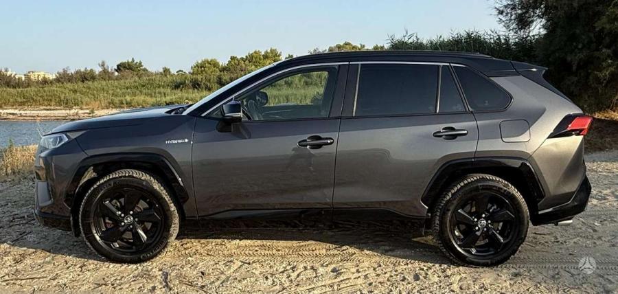 Grey Toyota RAV4 2019 in Vilnius, with an engine capacity of 2.49 L and mileage of 108 thousand km for 25000 €, photo 10 on AUTOMOTO.COM.LV