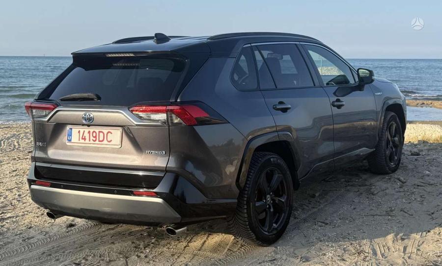 Grey Toyota RAV4 2019 in Vilnius, with an engine capacity of 2.49 L and mileage of 108 thousand km for 25000 €, photo 13 on AUTOMOTO.COM.LV