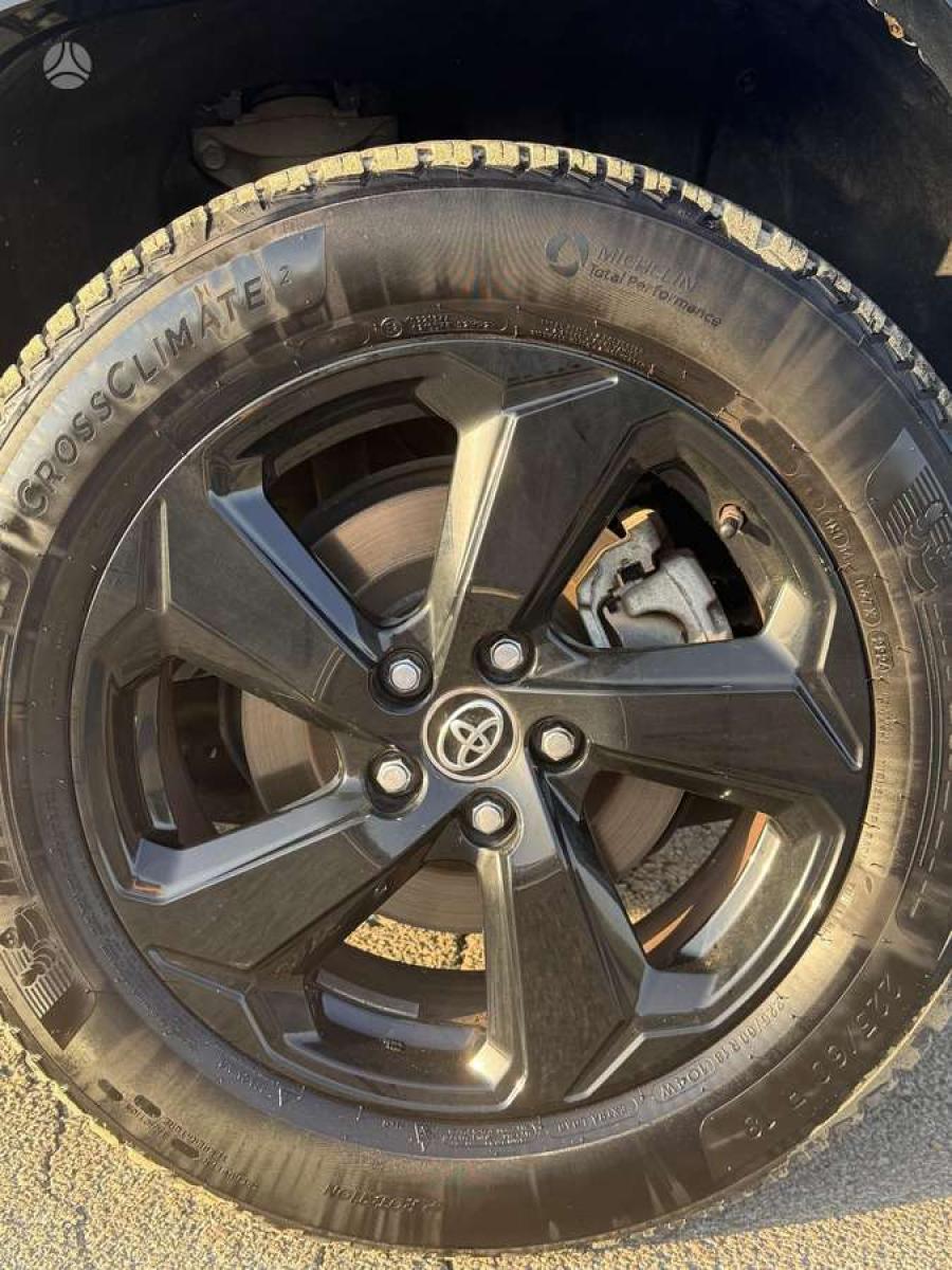 Grey Toyota RAV4 2019 in Vilnius, with an engine capacity of 2.49 L and mileage of 108 thousand km for 25000 €, photo 14 on AUTOMOTO.COM.LV