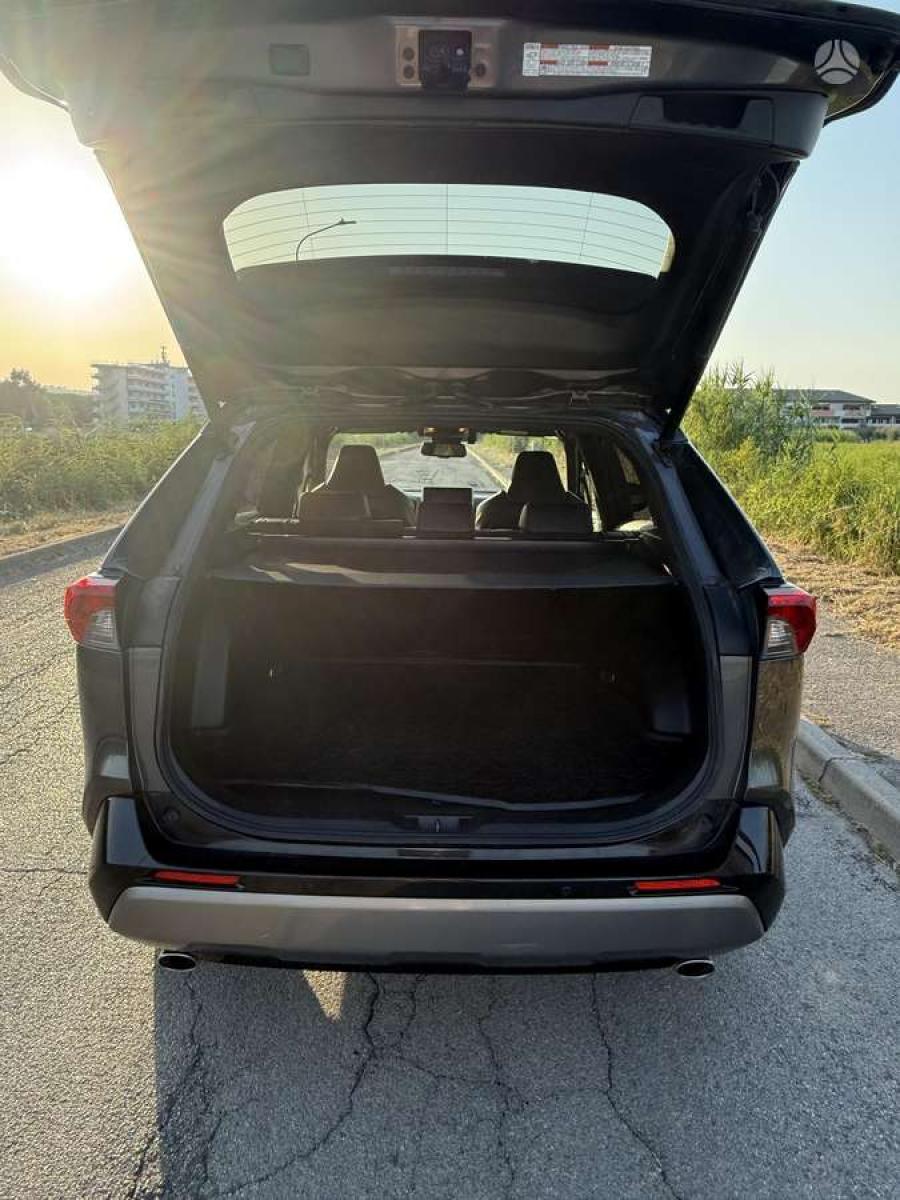 Grey Toyota RAV4 2019 in Vilnius, with an engine capacity of 2.49 L and mileage of 108 thousand km for 25000 €, photo 15 on AUTOMOTO.COM.LV