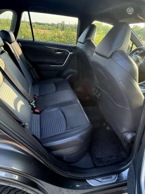 Grey Toyota RAV4 2019 in Vilnius, with an engine capacity of 2.49 L and mileage of 108 thousand km for 25000 €, photo 16 on AUTOMOTO.COM.LV